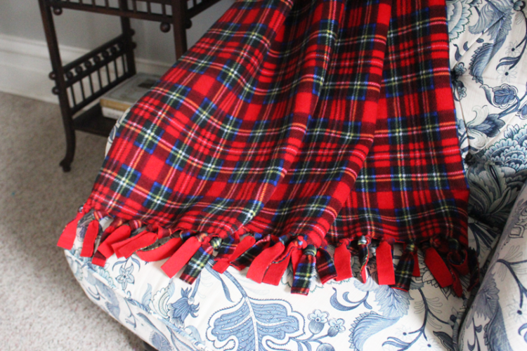 How to Make a No Sew Fleece Blanket {Great Homemade Gift Idea!} - Life ...
